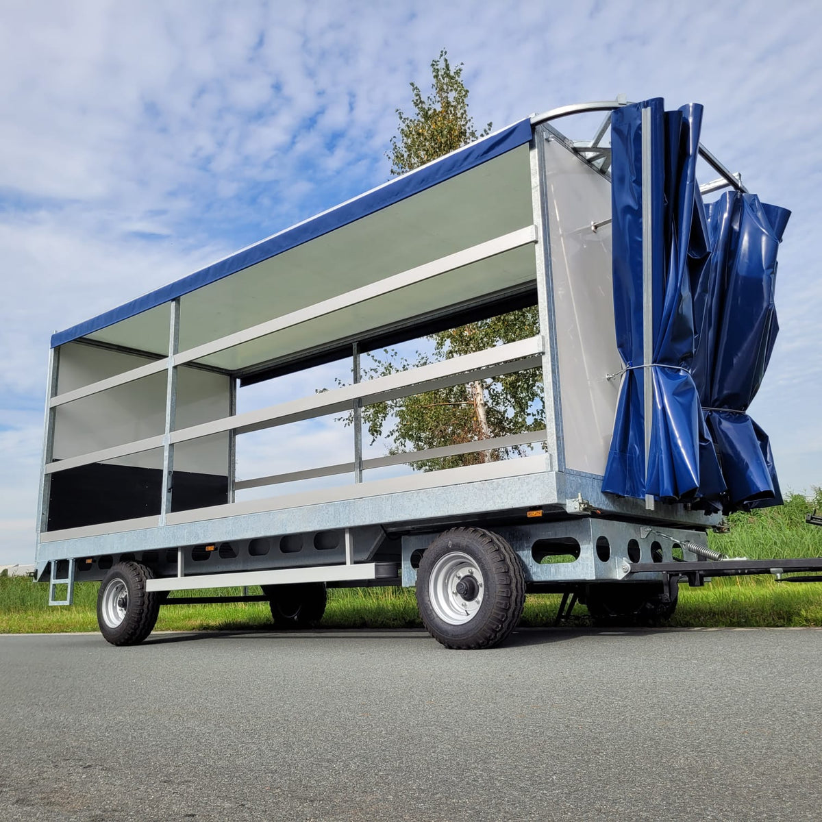 Langzaam verkeer schamelwagen met schuifzeilen – De Witte Smid